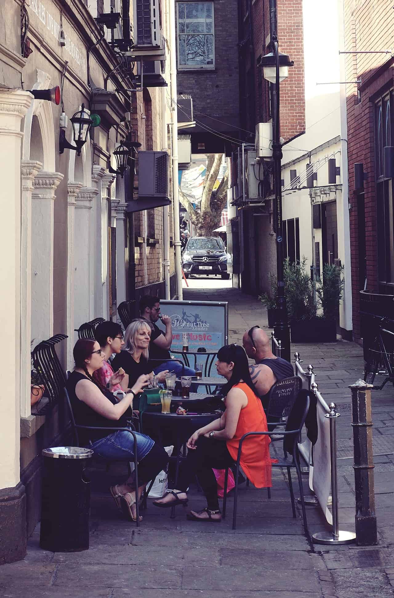 Pros and Cons of Eating Out and How it Can Strengthen Your Family Bond ...